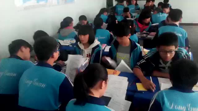 还是回忆孩子们在教室是啥样子的吧,上网课上的都忘了学校的课是...