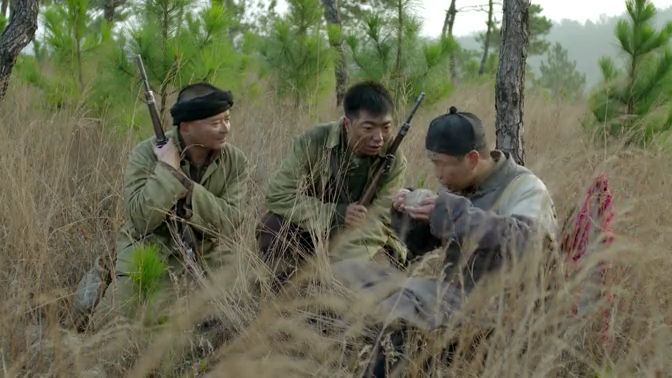 三个小伙沉迷占卜算卦,结果鬼子快到身边了才发觉,幸亏跑得快