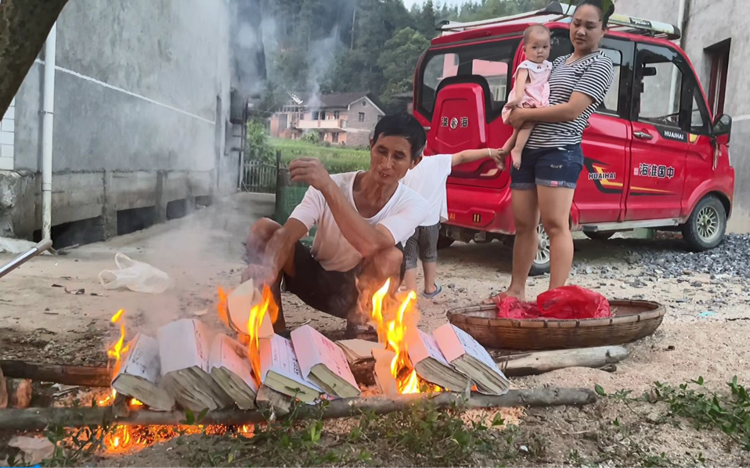 七月十四俗称鬼节,家家户户烧纸钱送老祖宗回去,这风俗见过吗?