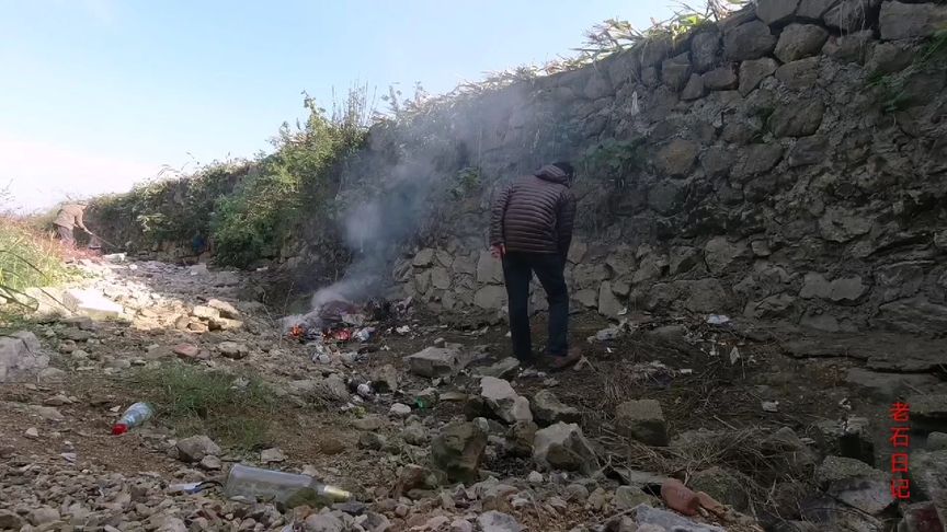 今天做环卫工,沿路捡垃圾,农村该怎样整治环境卫生