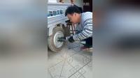 电动三轮车半轴拉拔器拆卸后轮刹车鼓