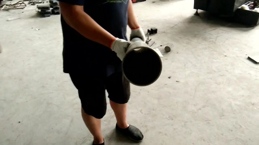 圆管冲孔常遇到的问题是打孔后不好拿管子,看看这模具如何?