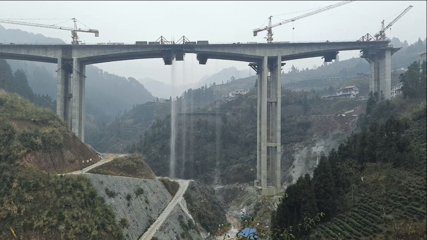原创1080P实拍:挂篮桥中跨合拢前施工,270吨水释放,顿时美翻了