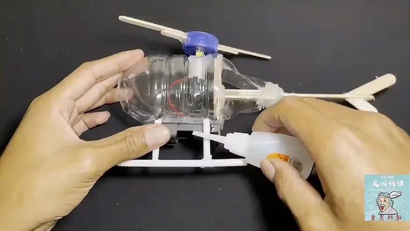 如何用塑料瓶制作直升飞机模型 小学手工制作大全 科技小制作