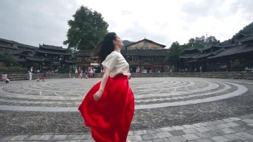 舞蹈班毕业的老婆,走到哪都不忘老本行,永远都是焦点!