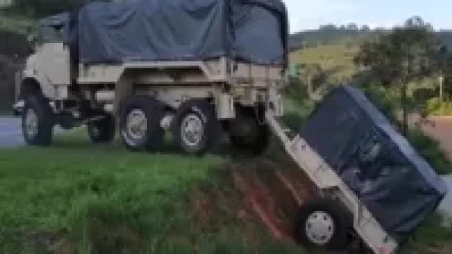 奔驰越野卡车,采用结构独特的H型驱动桥