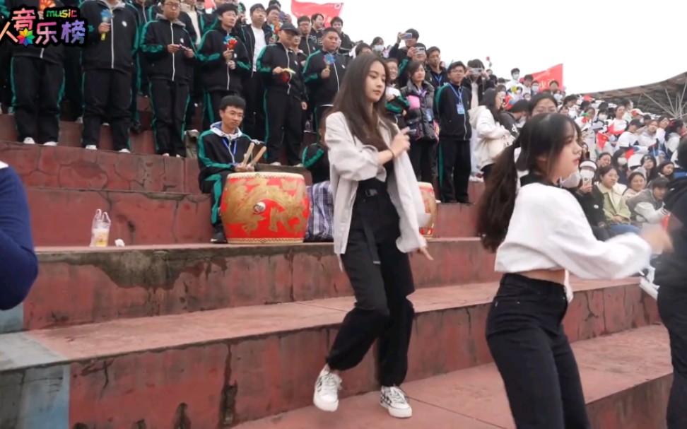 女孩元旦晚会跳舞意外走红,以为是花瓶却是王者,成为全班的焦点