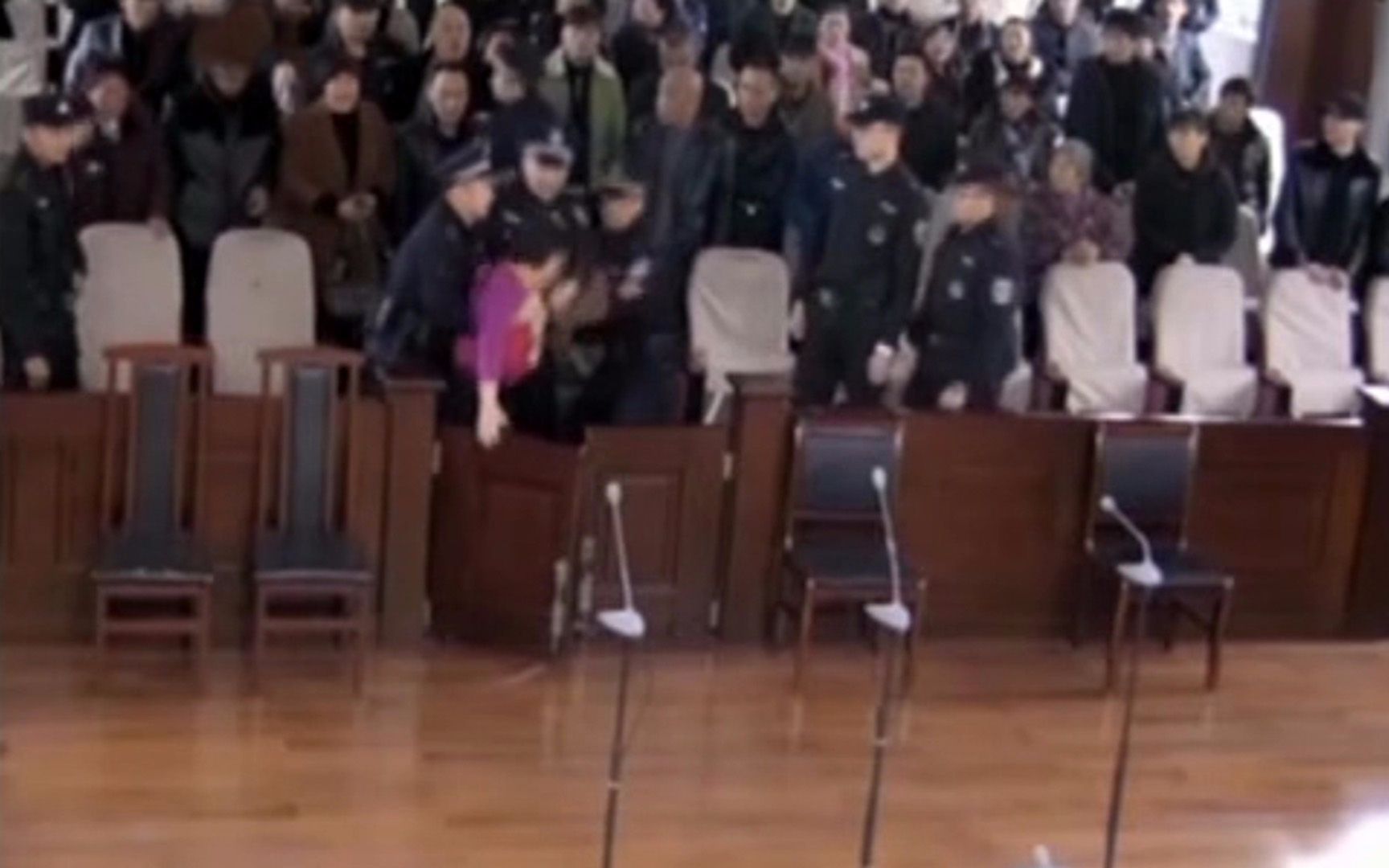 大妈大闹法庭 辱骂法官、打砸桌椅 终从旁听席站到了被告席