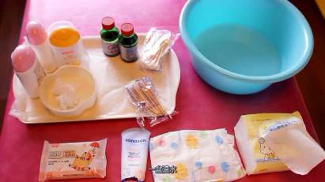 这样给宝宝换尿不湿,不仅防侧漏还很方便