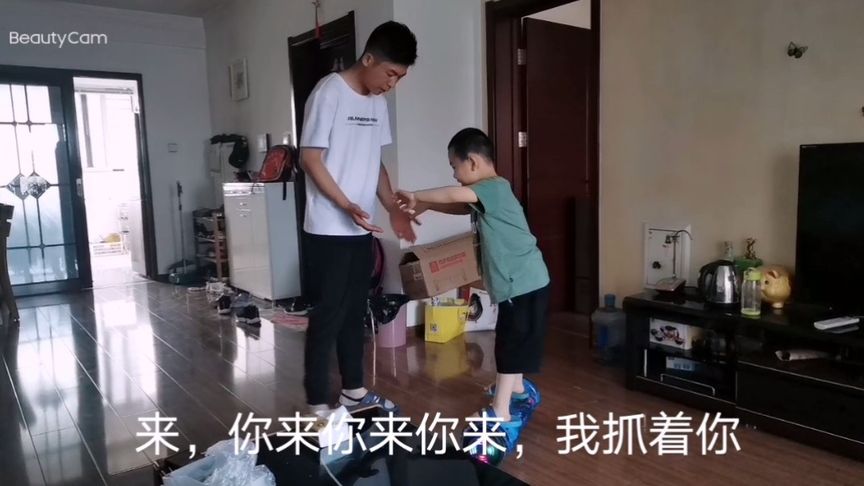 儿子学平衡车,不敢骑吓得光哭,当妈的却在一边笑得不行ߘ