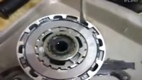 摩托车发动机更换离合器片。