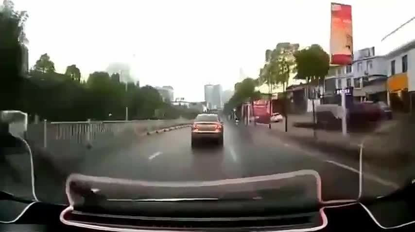 行车记录仪:大众车故意别车,视频车为它设计了一个"陷阱"