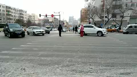 前方绿灯,行人正常通行走到路中间时,突然变红灯了。