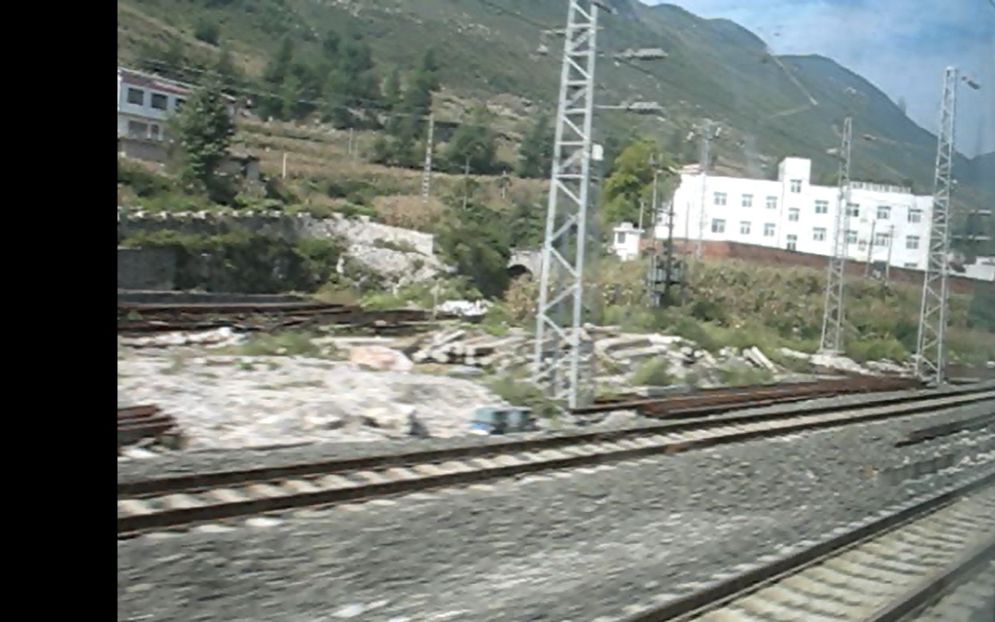 【中国铁路】长春开往昆明K2285次列车通过梅花山站20131007