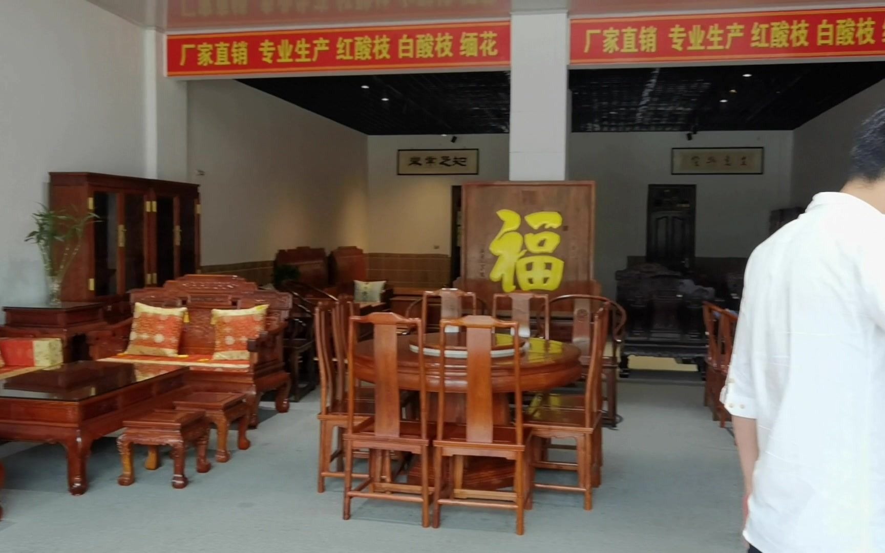 我家乡是红木之乡,朋友托我买家具,3万一套的缅甸花梨餐桌真漂亮