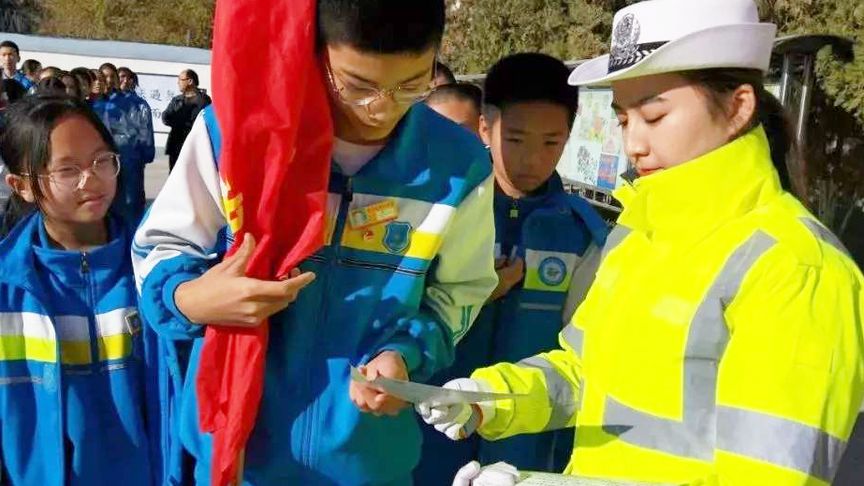 交通安全宣传进校园,遵规守法安全上学路