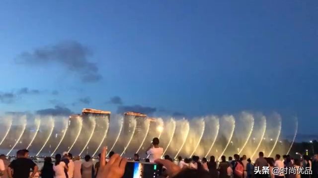 来一起感受一下喷泉表演