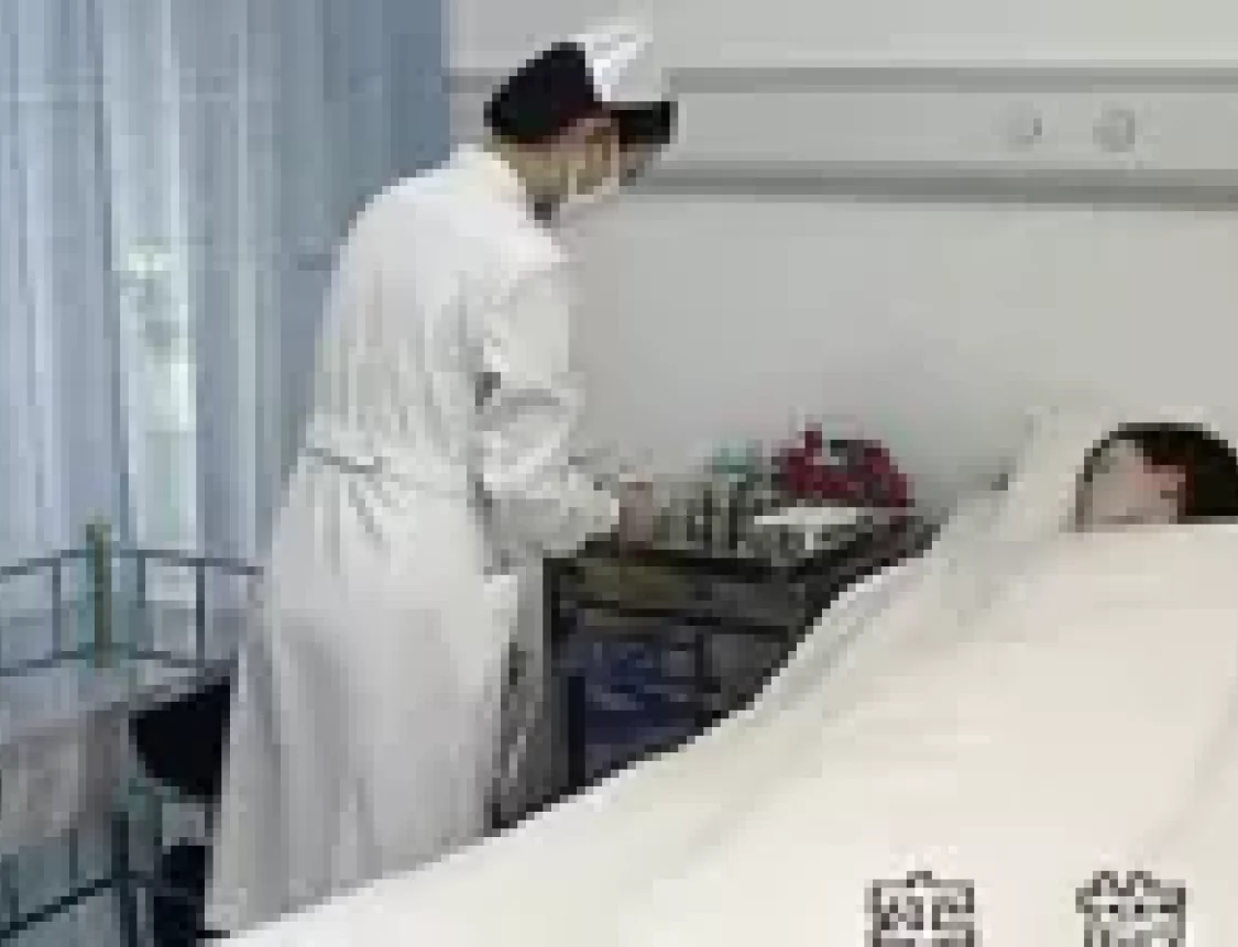 电动吸引器吸痰法_标清