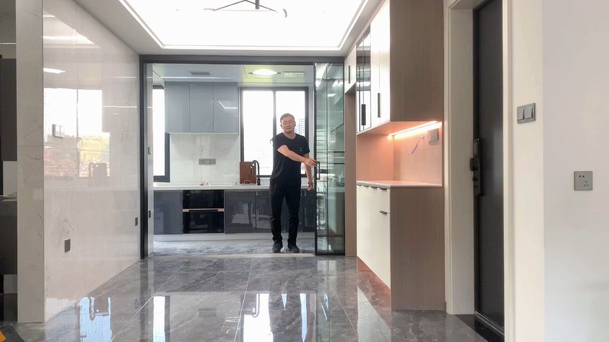 厨房门,四联动,这样的厨房:宽敞,明亮