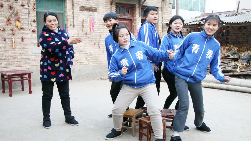 欢欢的童年:欢欢玩“抢板凳”游戏,适合多人玩的游戏哦!真好玩