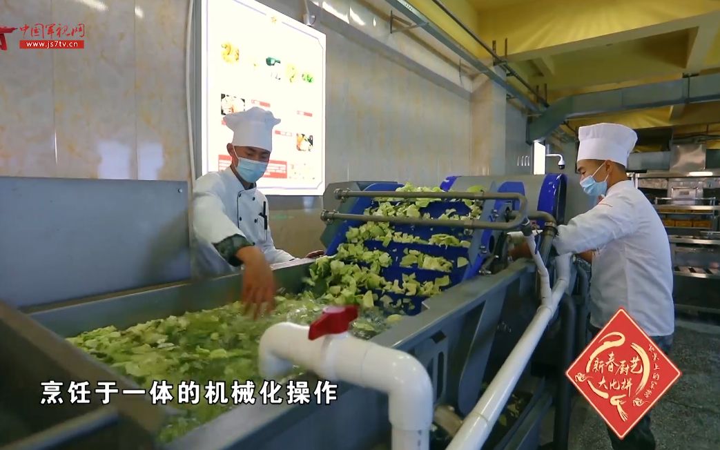 机械洗菜 智能炒菜 一起走进“中央厨房”发现高效保障秘诀