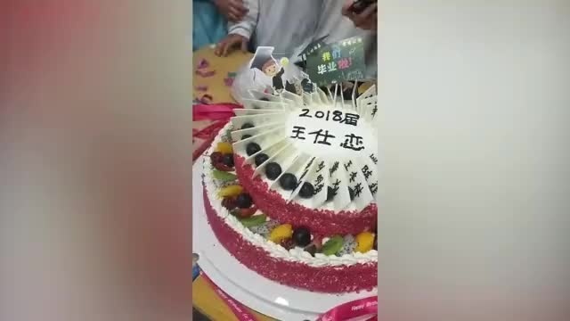 初中毕业蛋糕上写满全班名字
