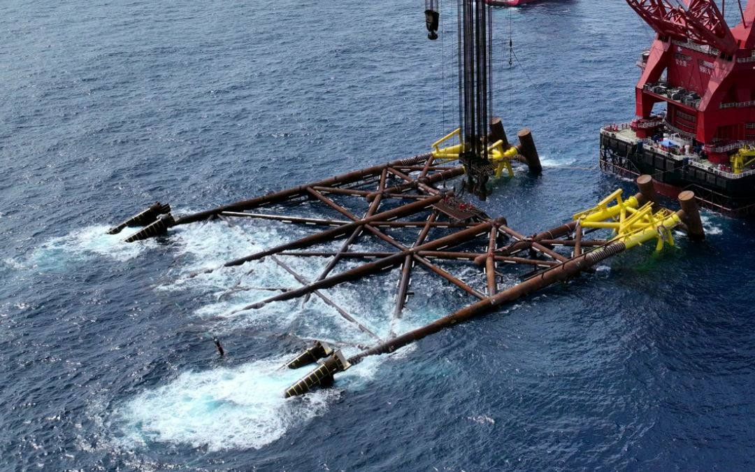 万吨级“胖墩墩”导管架在深圳西南下水安装