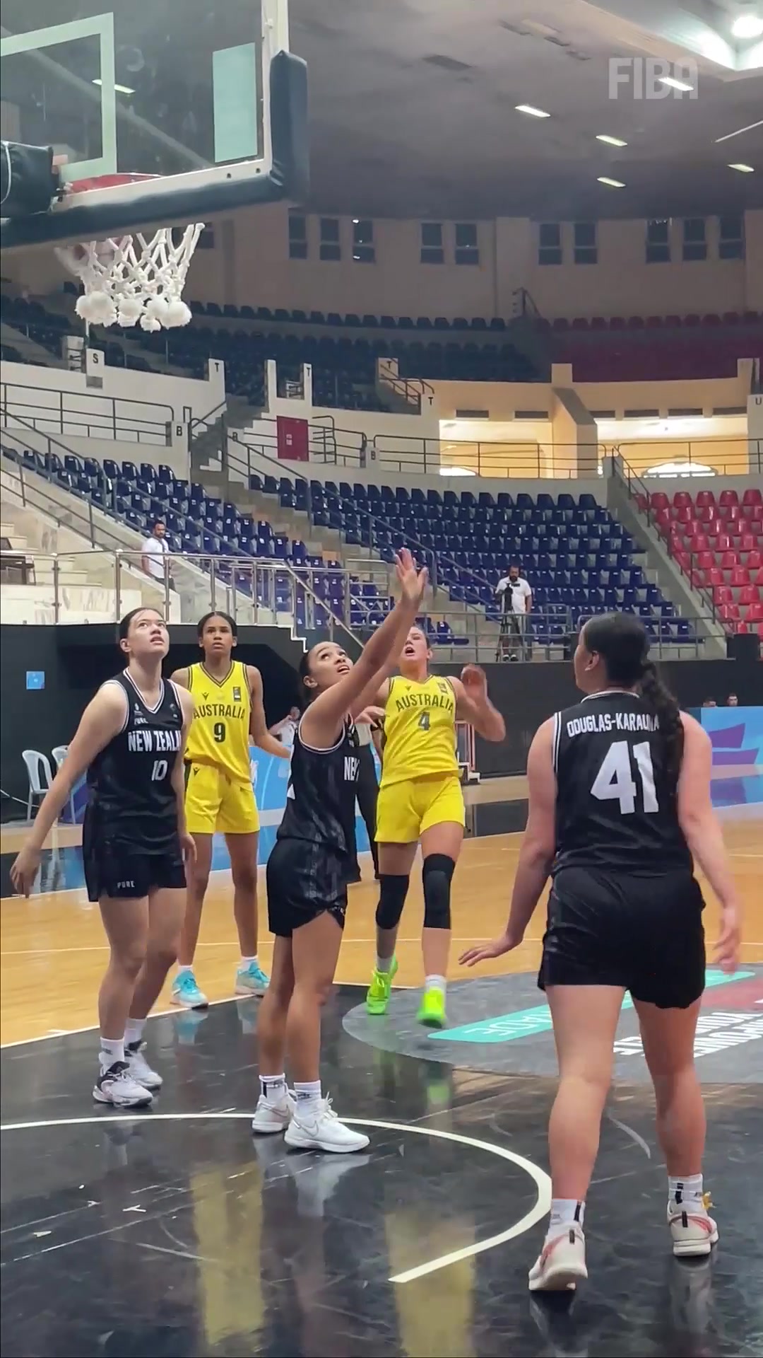...(4号))砍下24分7篮板,带领澳大利亚队99-62击败新西兰队,晋级决赛,她...