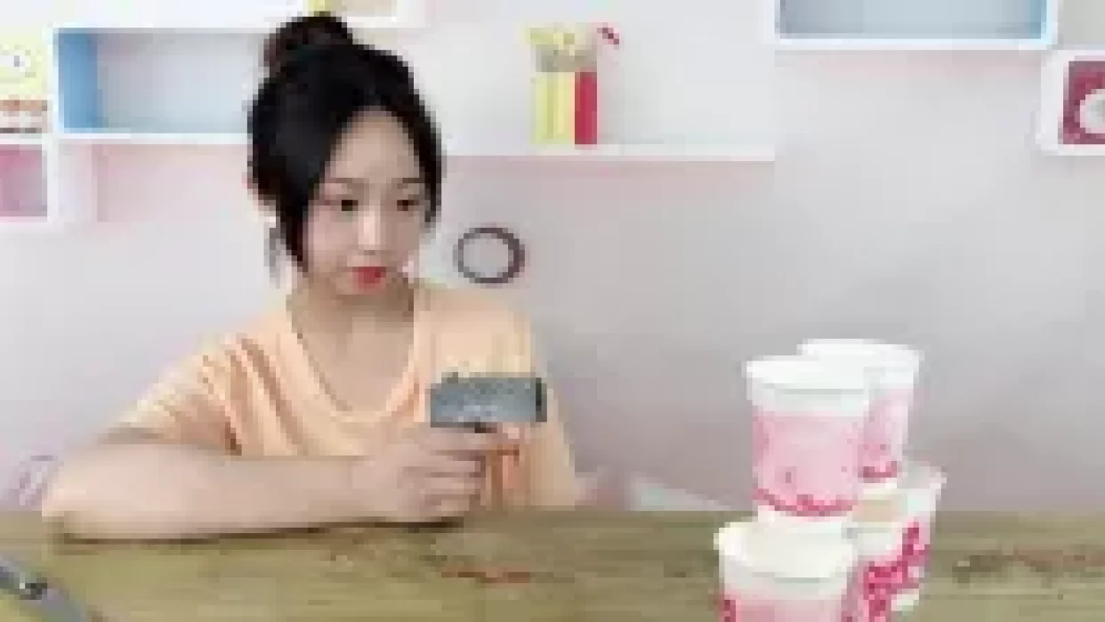 试玩“连发皮筋枪”,机械材质可折叠,猜猜能有多大威力?