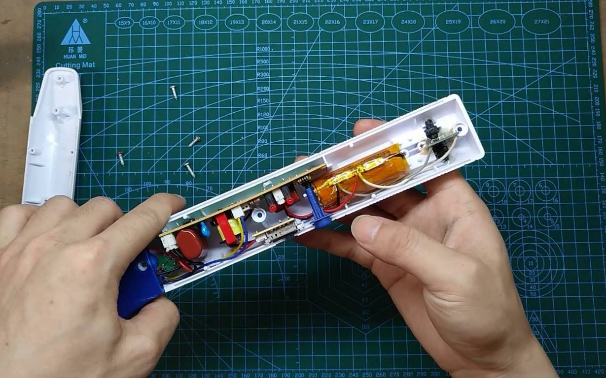 电蚊拍这样做,充满一次电能用几年,好用又耐用