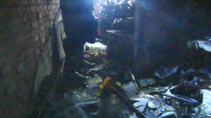 储藏室内电动车充电突发爆炸,黑烟瞬间锁全楼!楼上居民怎么救?