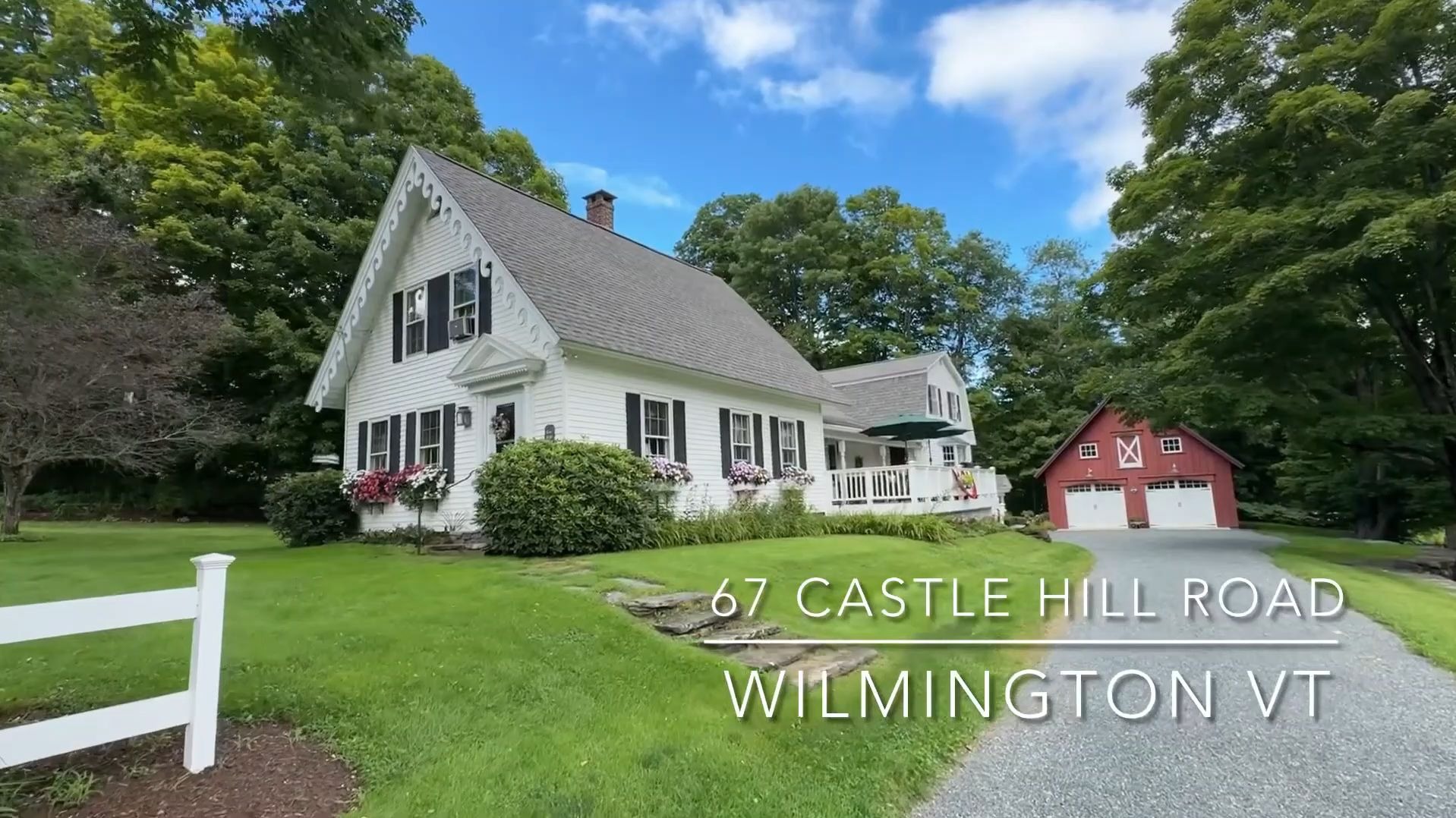 参观森林中的古典小木屋