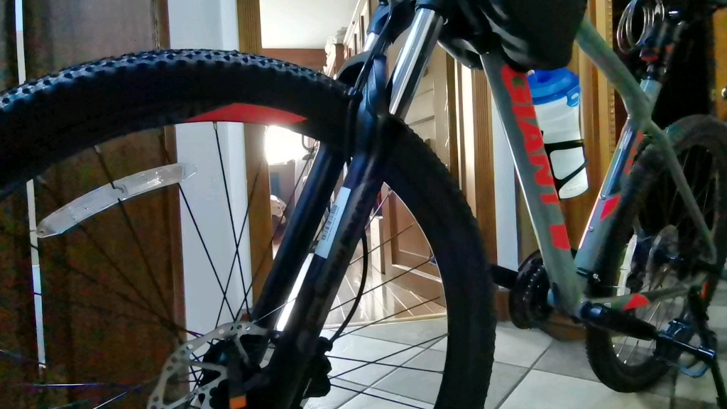 捷安特与凤凰的前叉减震对比