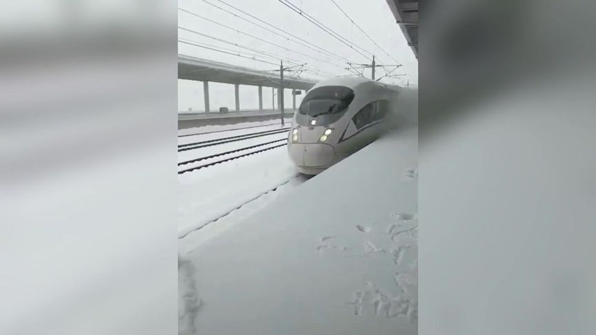动车组列车在大雪天进站场景