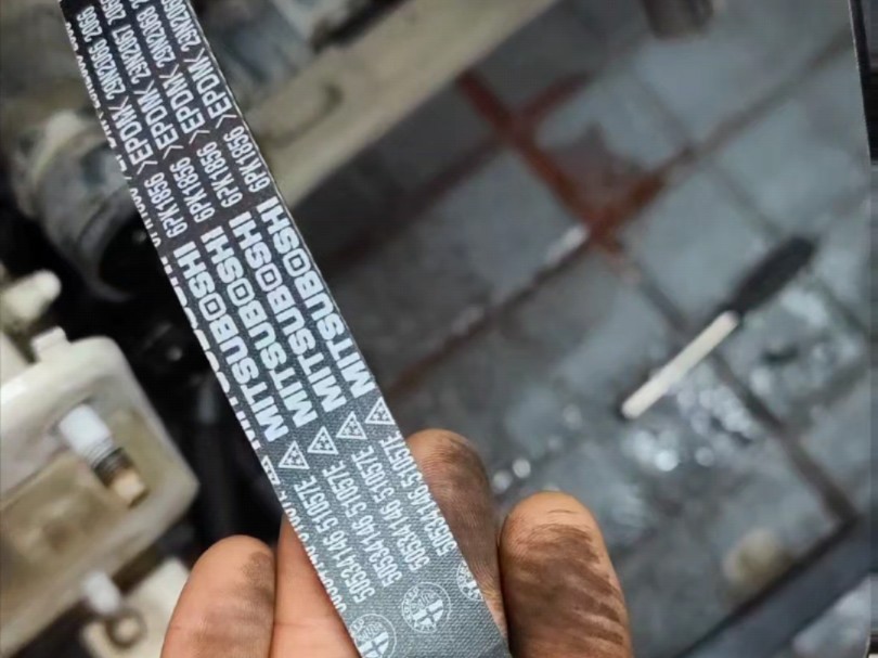 阿尔法罗密欧更换发电机皮带涨紧器惰轮。易损配件定期检查更换。...