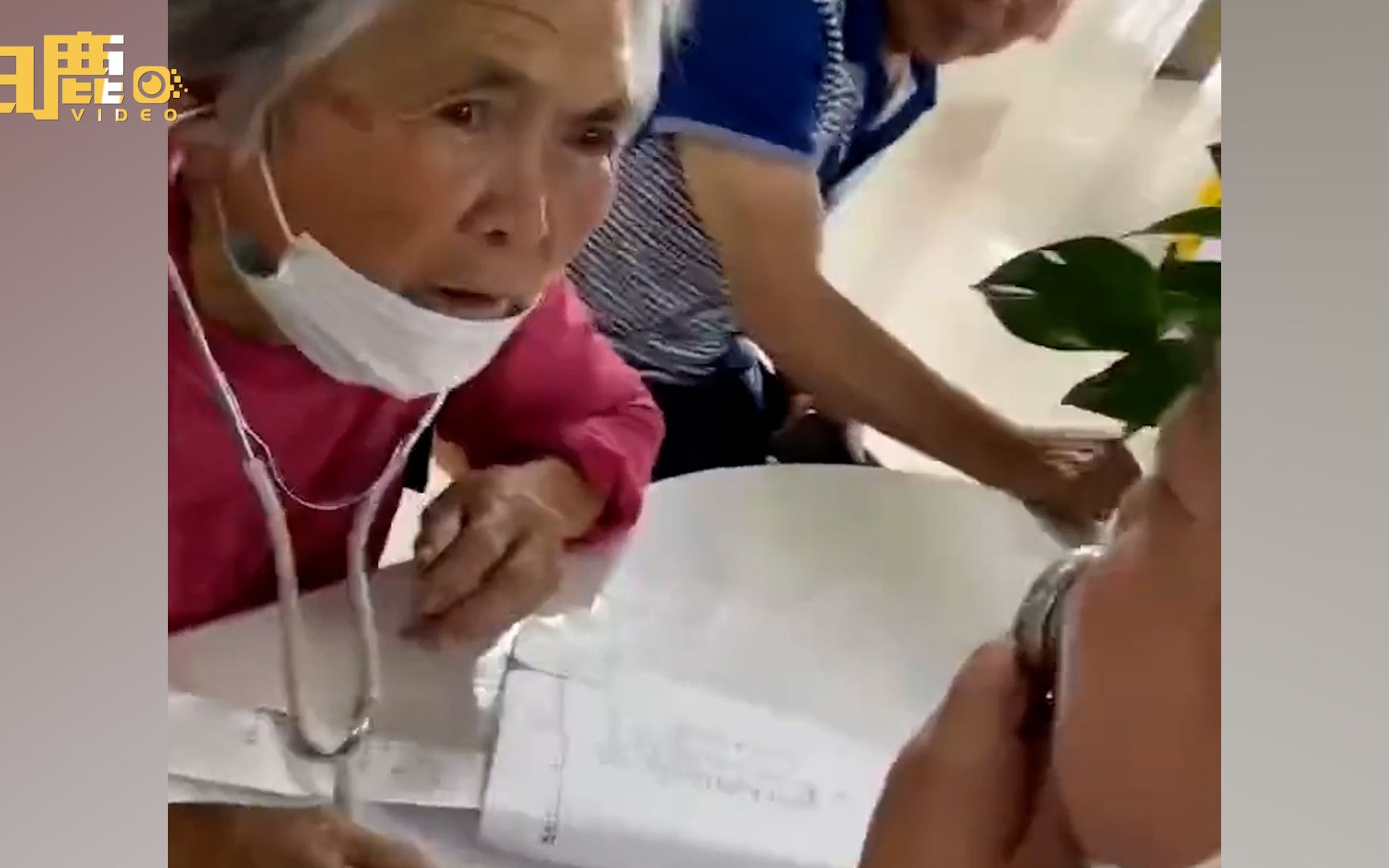 护士将听诊器变助听器助耳背老人看病。#湖南 #老人