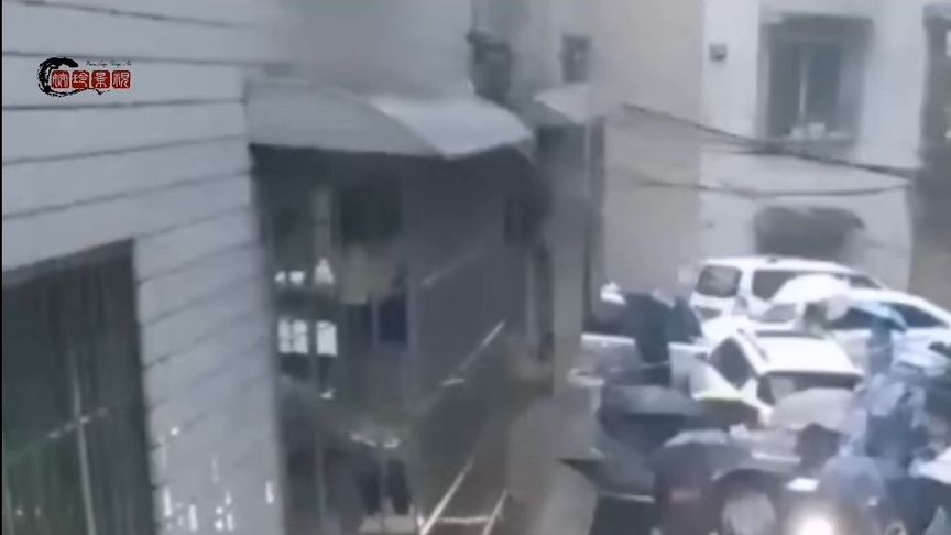 这栋房子直接被淹得好惨