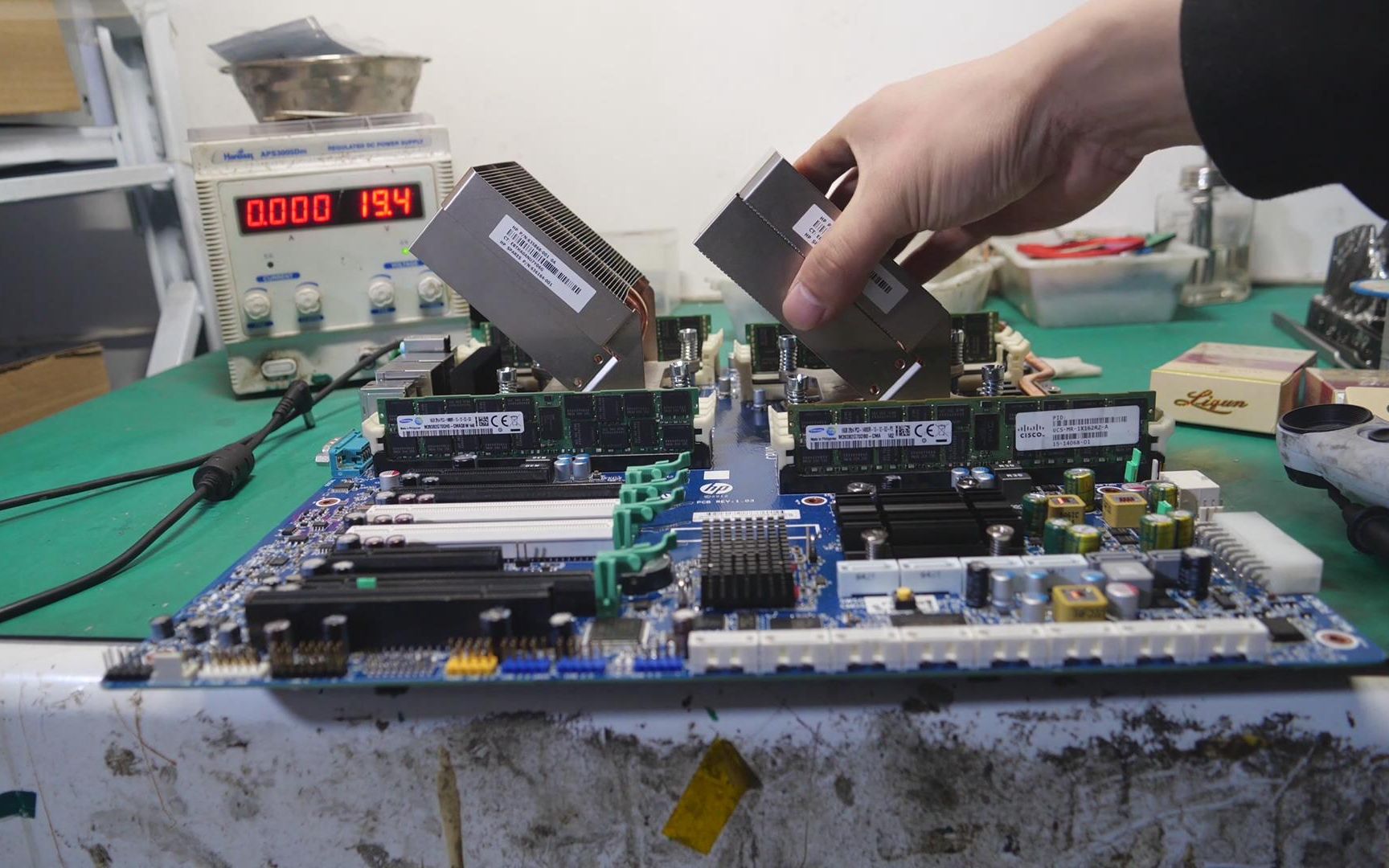 这主板居然可以安装2个CPU,这性能要起飞了吧