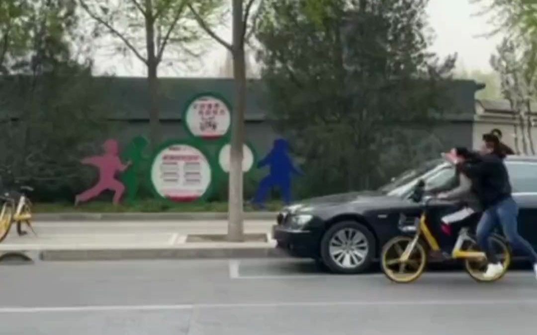 反诈民警一线惊险抓捕现场,致敬反诈民警!