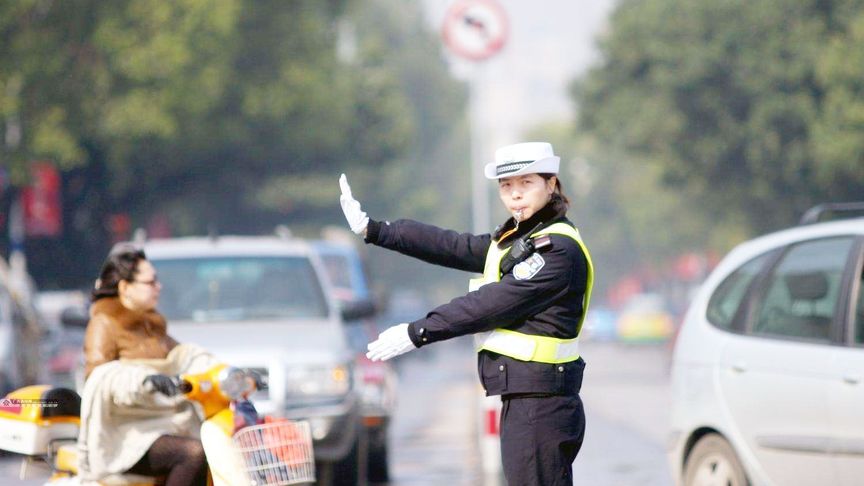 怎样才算闯红灯?老司机讲解闯红灯的判断标准,别再傻傻被扣分了