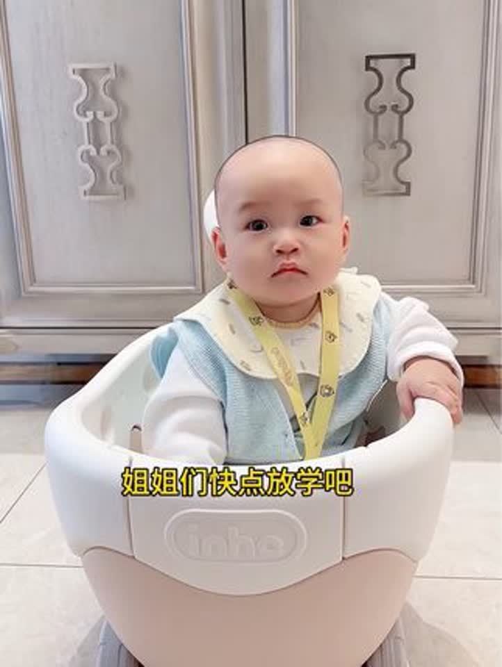 姐姐都去上学了,儿子自己在家好无聊,我在想要不要再生一个陪他