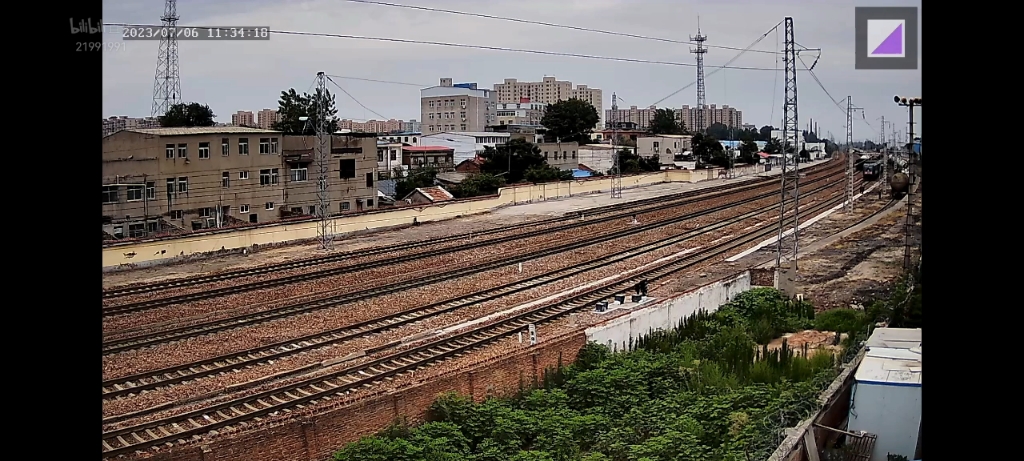 严重晚点的Z50次列车通过