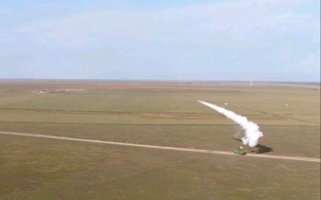 一刻也忍不了!导弹接到发射指令后迅速出击,瞬间击毁目标!