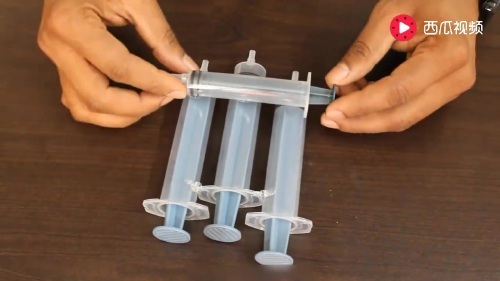 注射器除了打针还能这样玩,技术宅的脑洞真是够大的