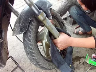 电动车维修换内胎