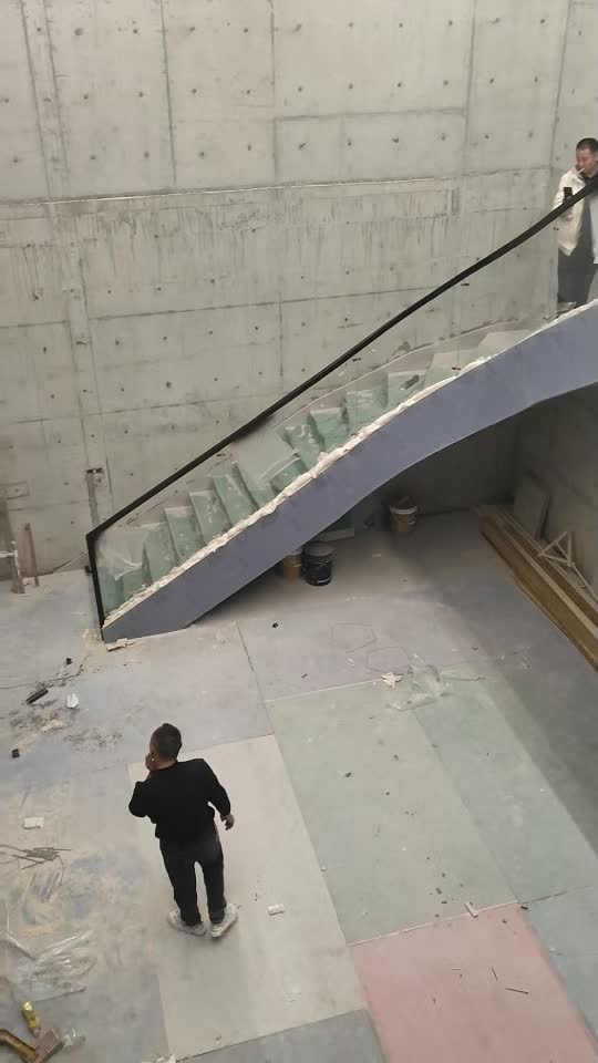 #安装现场 #楼梯扶手 #玻璃扶手 #实木楼梯扶手 #楼梯厂家