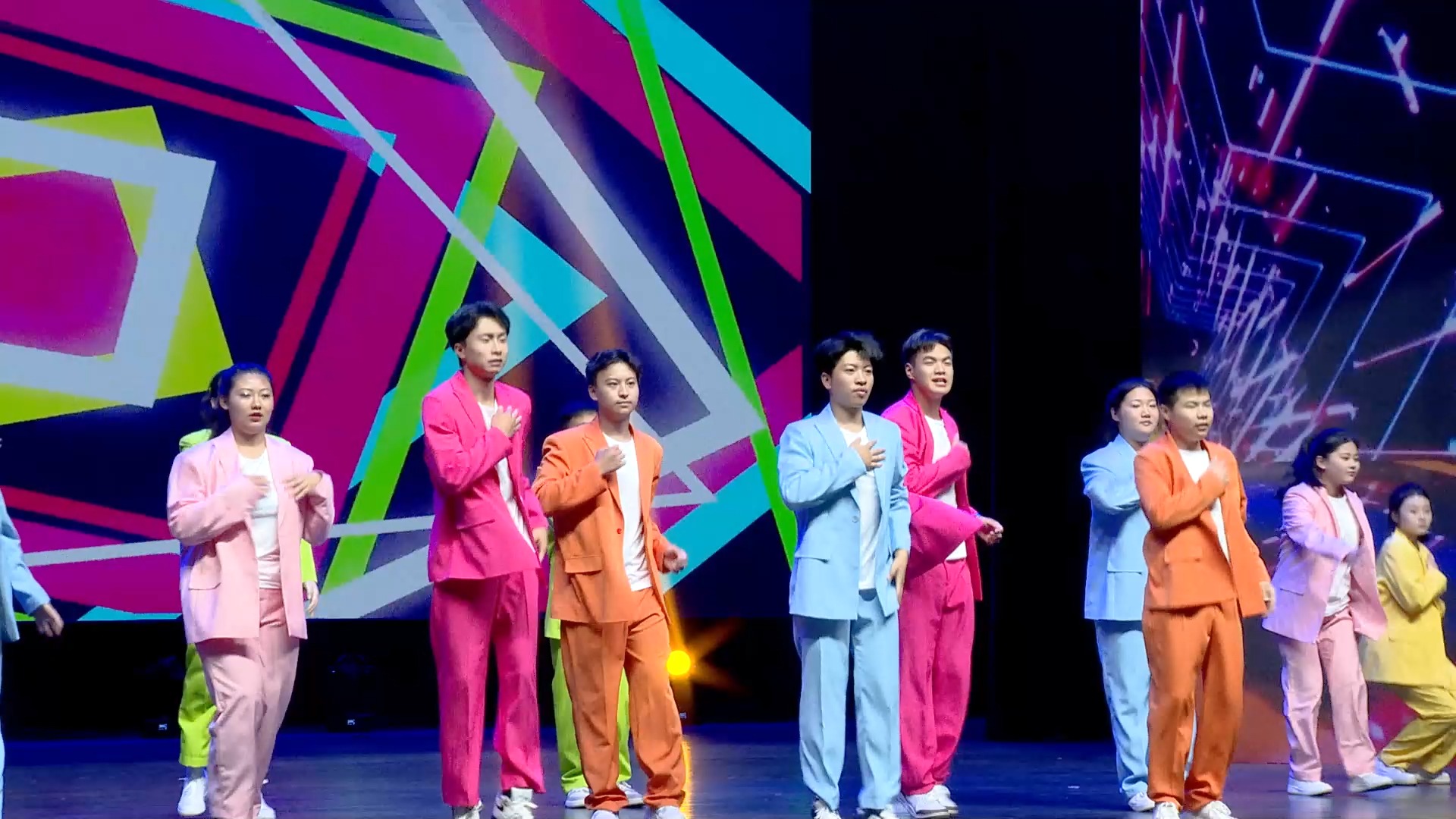 青岛城市管理职业学校2024年毕业典礼舞蹈表演《奔跑的青春》