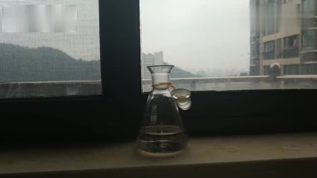 直接碘量法用碘作为滴定剂,在配制碘溶液时.