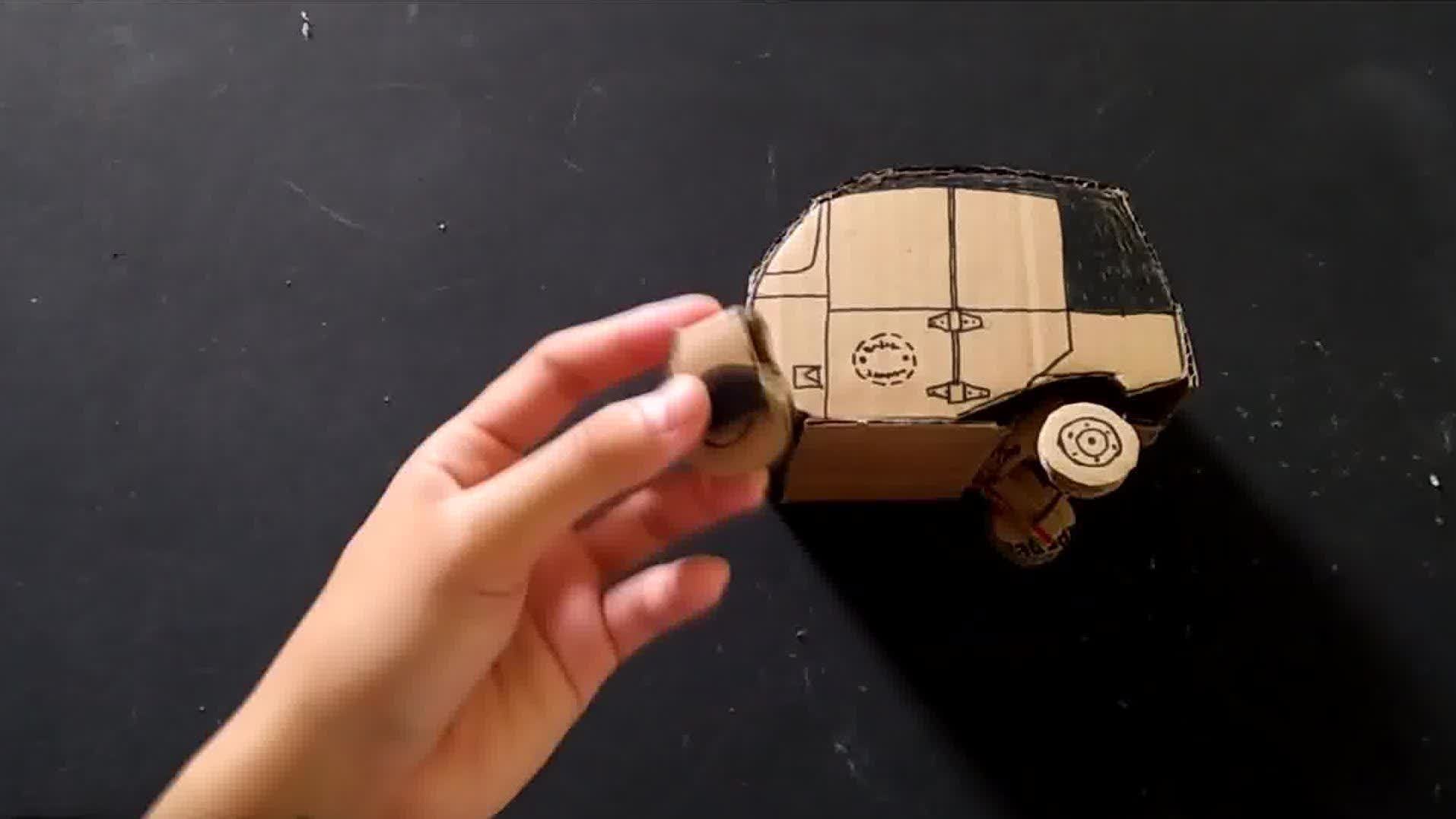 手工达人用纸箱制作好玩简单的三轮摩托车玩具,太强了