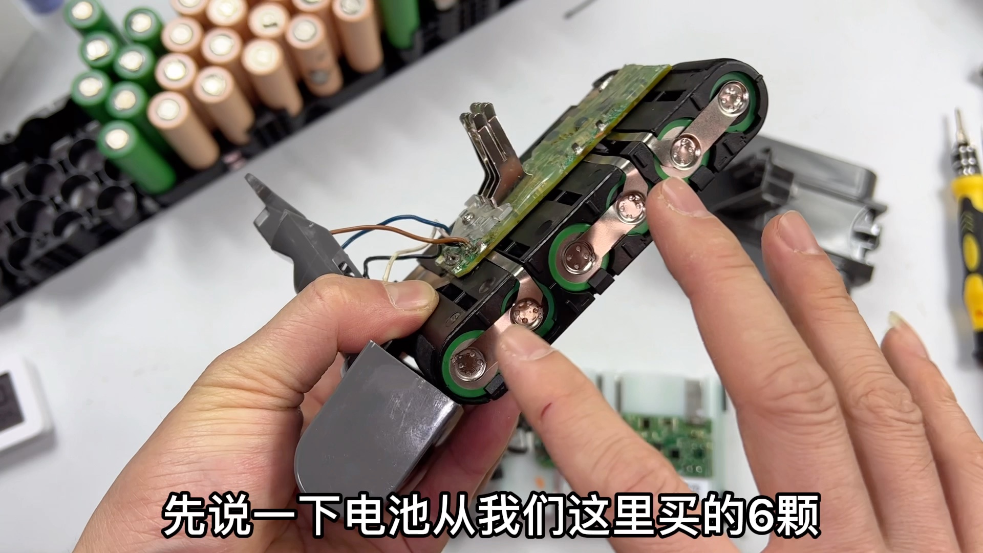 动手能力很强的客户买索尼18650电池回去修戴森吸尘器电池,保护板弄...